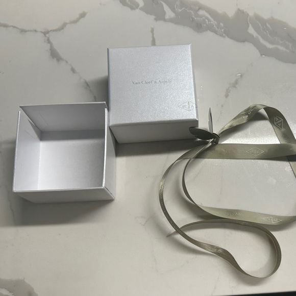 Van Cleef & Arpels | Accessories | Van Cleef Gift Box With Ribbon ...